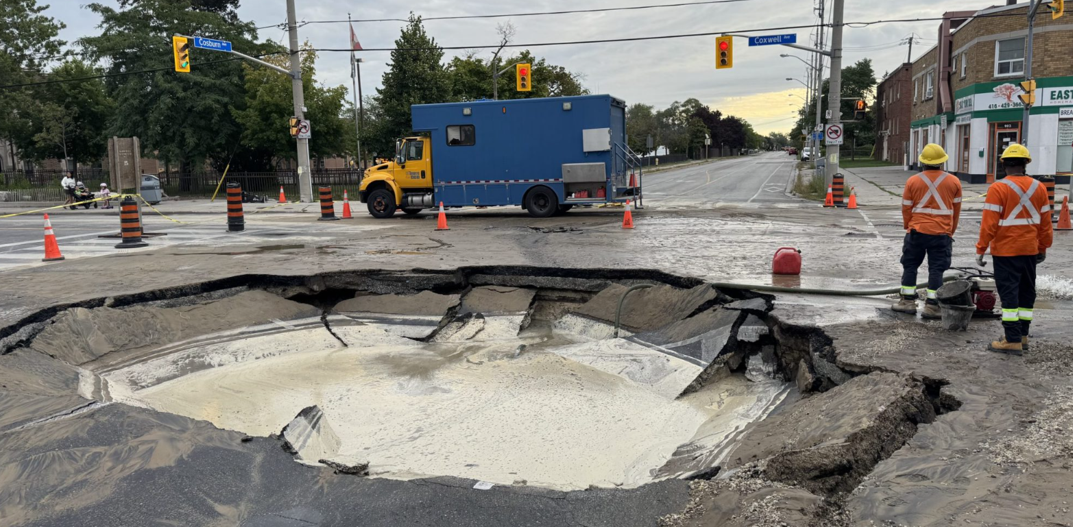 【交通大瘫痪】多市东端爆水管致路面塌陷 路口现巨型天坑 | 星岛加拿大都市网 多伦多
